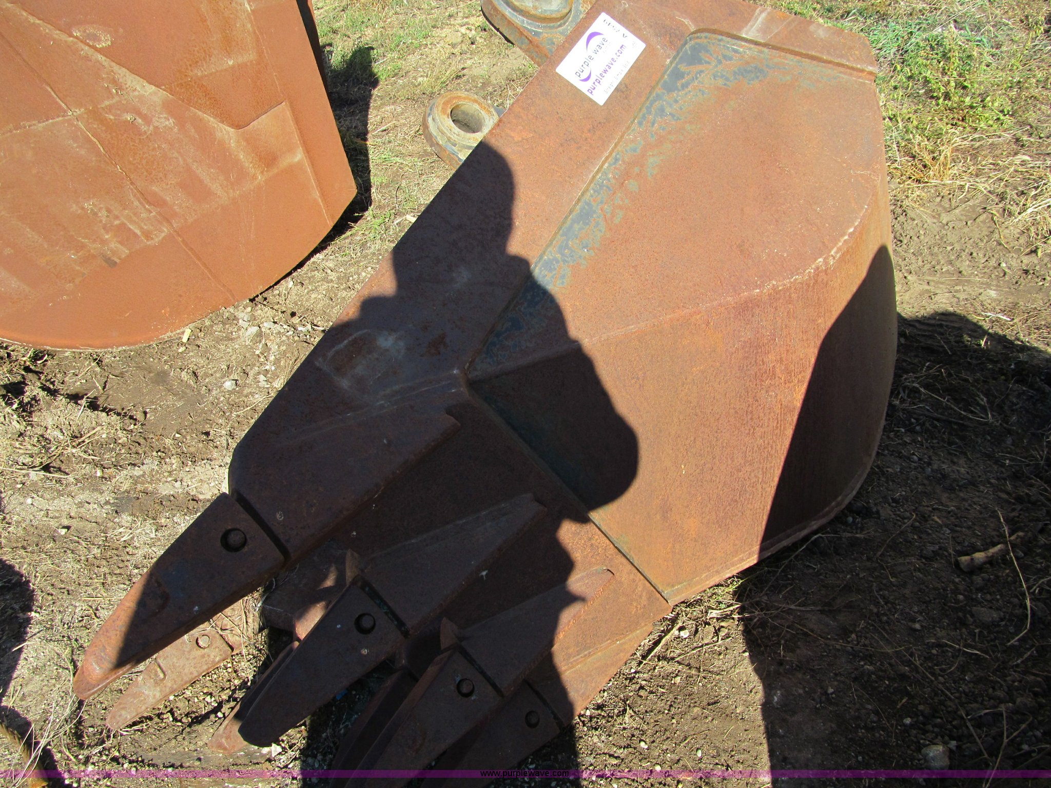36" spade bucket in Winona, MN | Item A7549 sold | Purple Wave