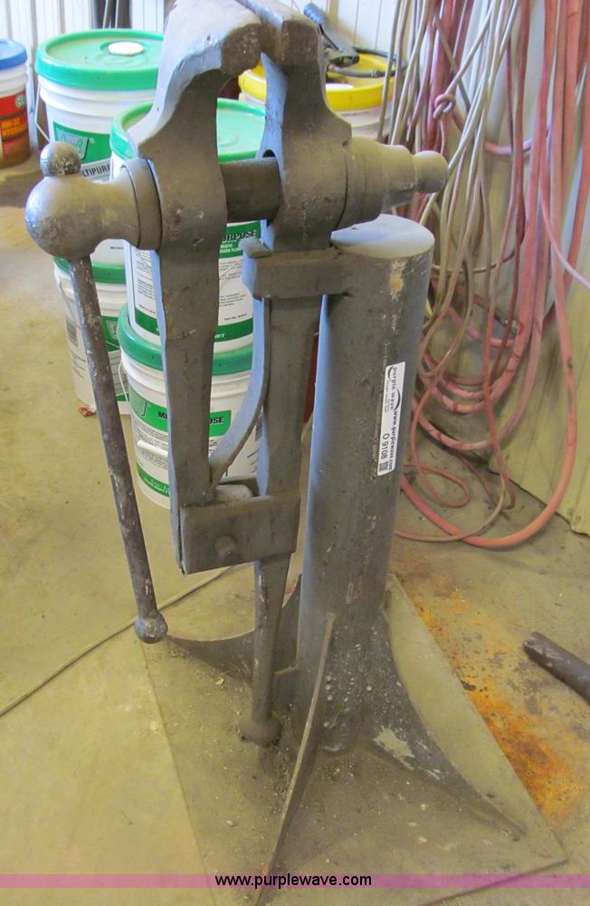Standing floor vise in Fulton, MO | Item O9108 sold | Purple Wave