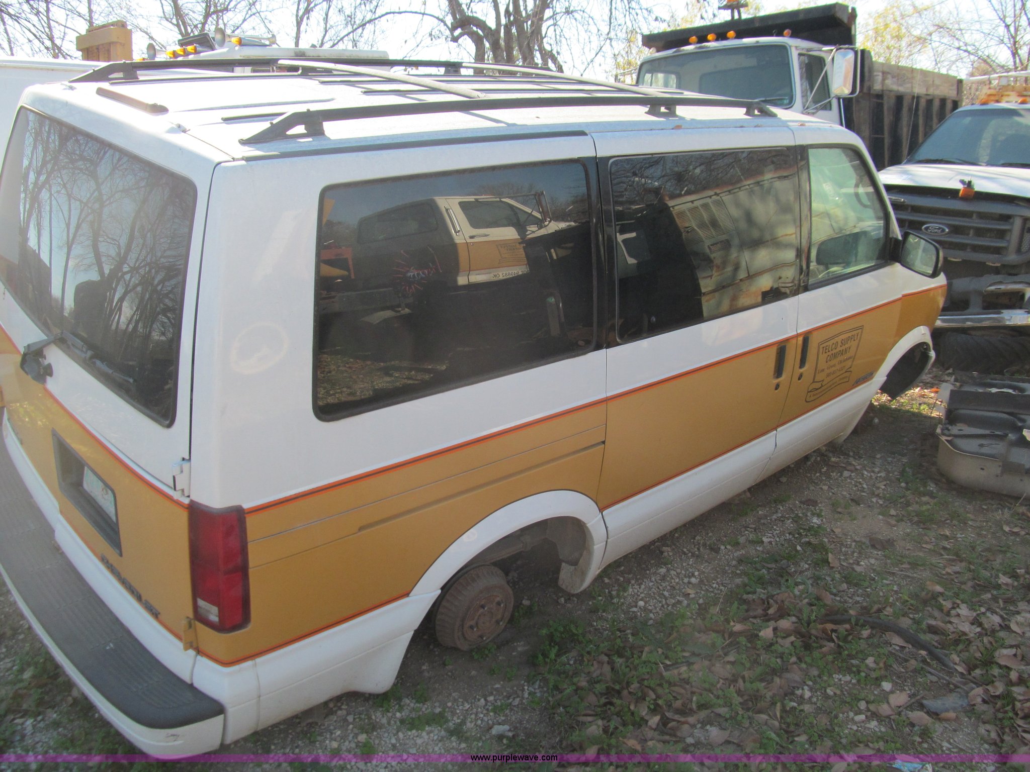 2001 Chevrolet Astro van in Sulphur, OK | Item F3077 sold | Purple Wave