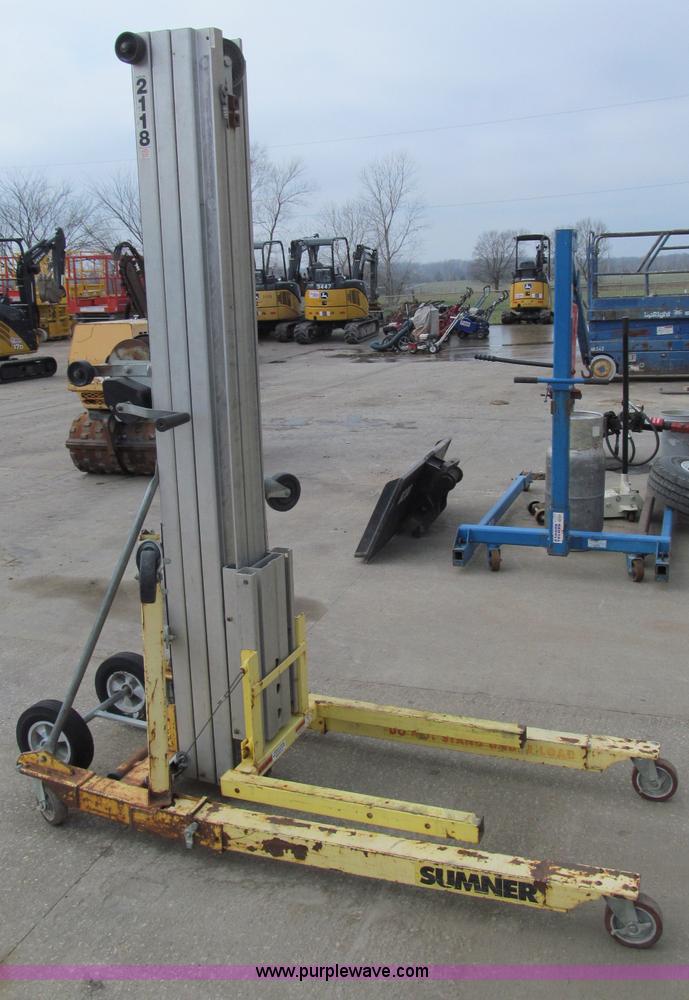 Sumner 2118 material lift in Sedalia, MO | Item E5741 sold | Purple Wave