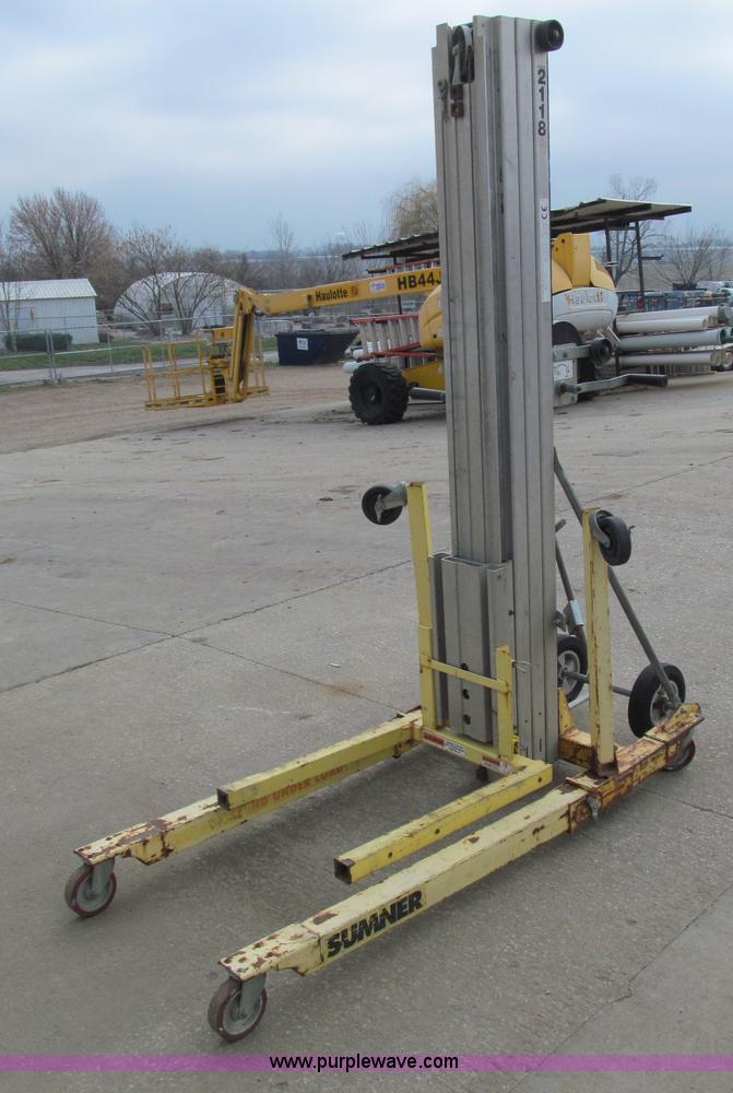 Sumner 2118 material lift in Sedalia, MO | Item E5741 sold | Purple Wave