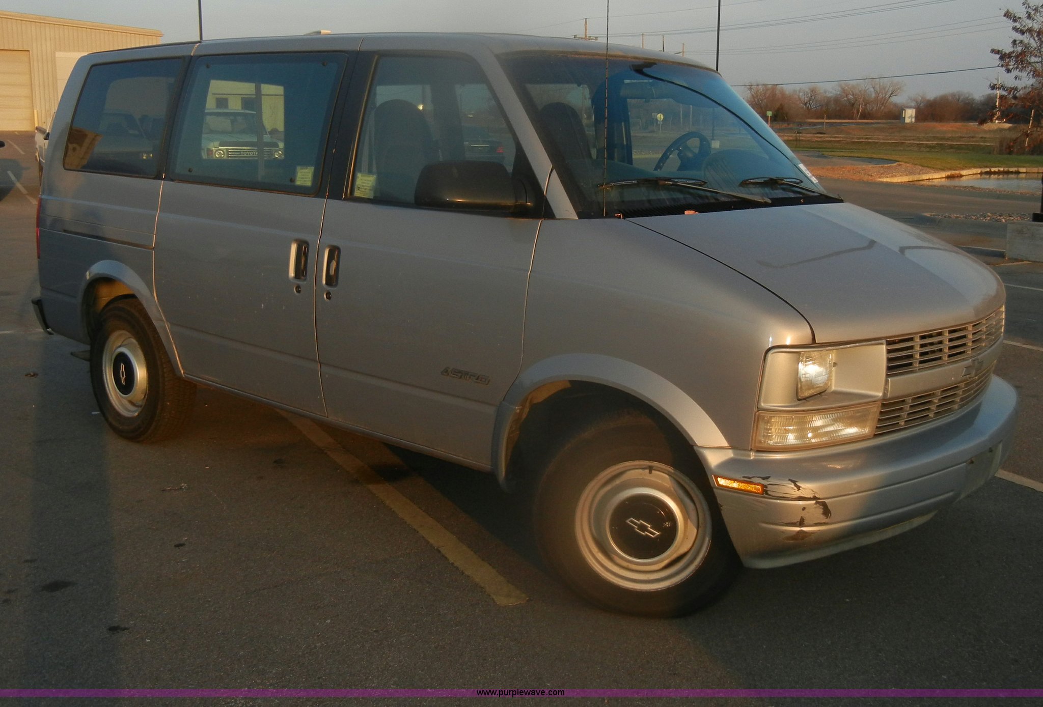 1998 Chevrolet Astro van in Manhattan, KS | Item D4529 sold | Purple Wave