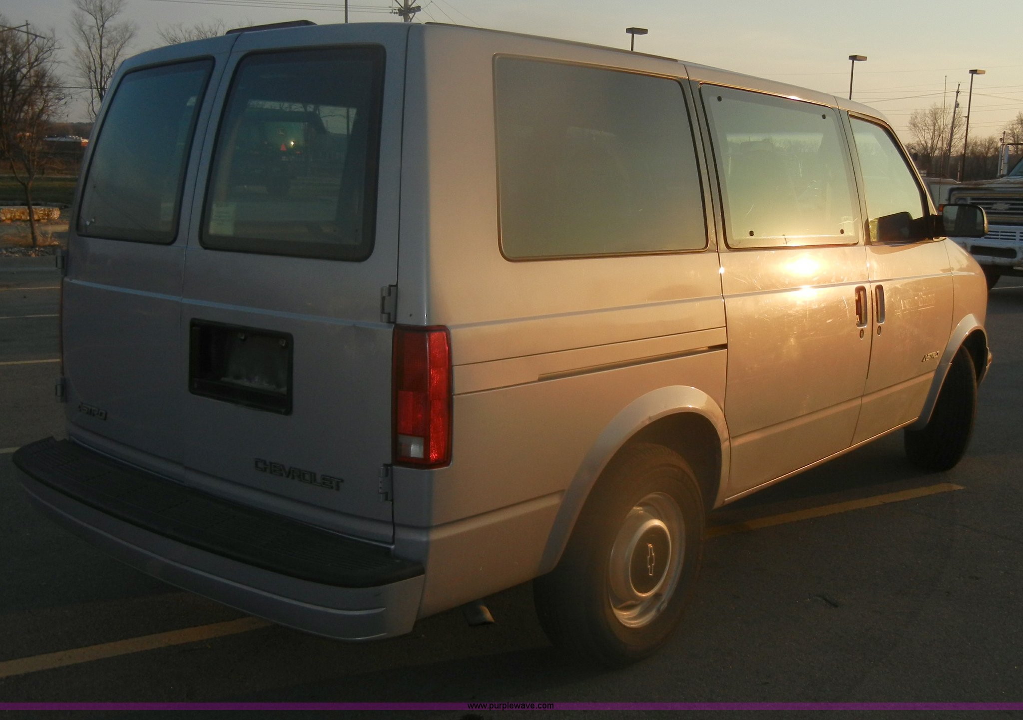1998 Chevrolet Astro van in Manhattan, KS | Item D4529 sold | Purple Wave