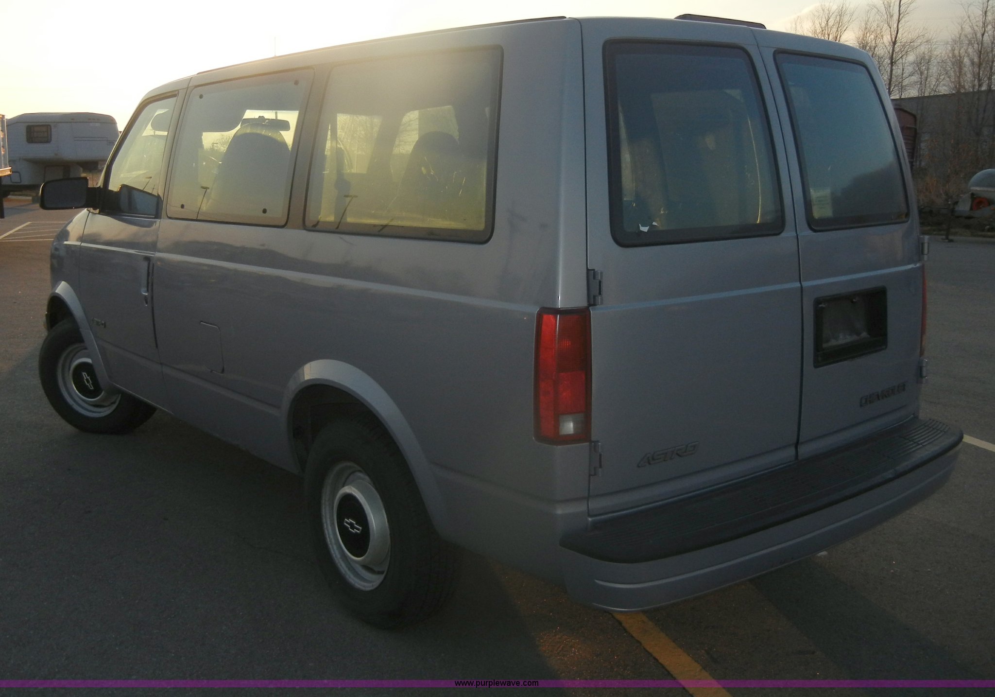 1998 Chevrolet Astro van in Manhattan, KS | Item D4529 sold | Purple Wave
