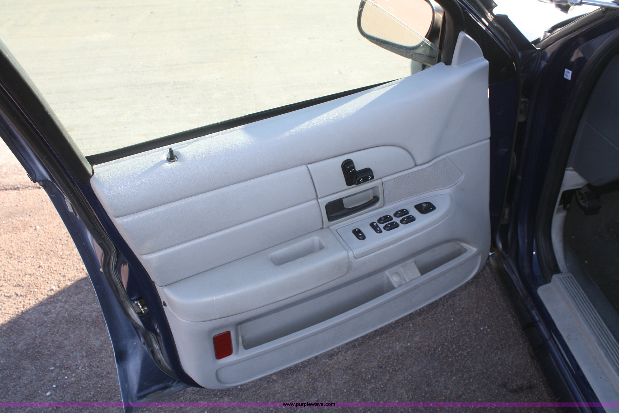 2004 Ford Crown Victoria Police Interceptor in Leavenworth, KS | Item F2502 sold | Purple Wave