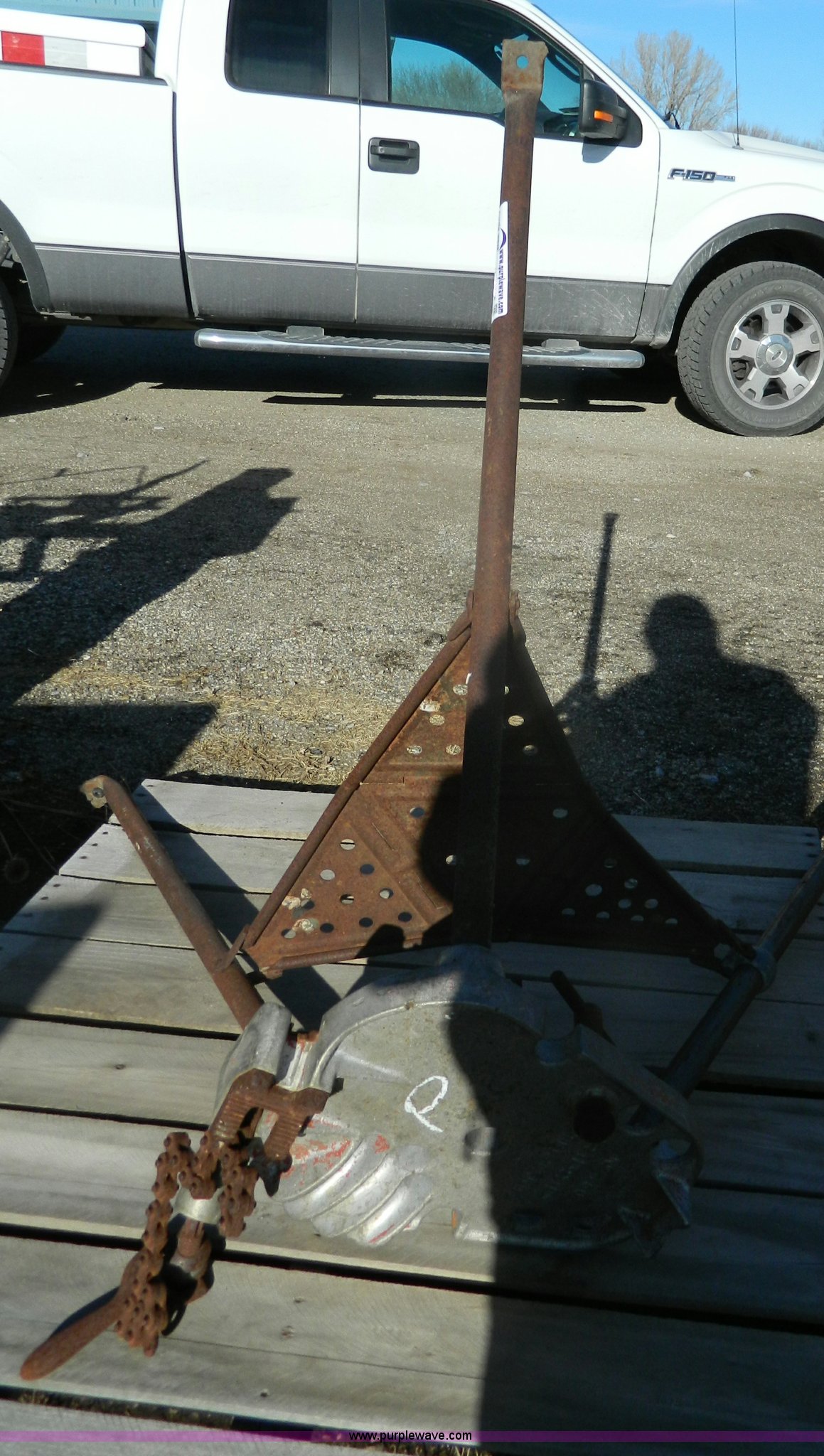 Conduit tripod work vise in Concordia, KS | Item Y9092 sold | Purple Wave