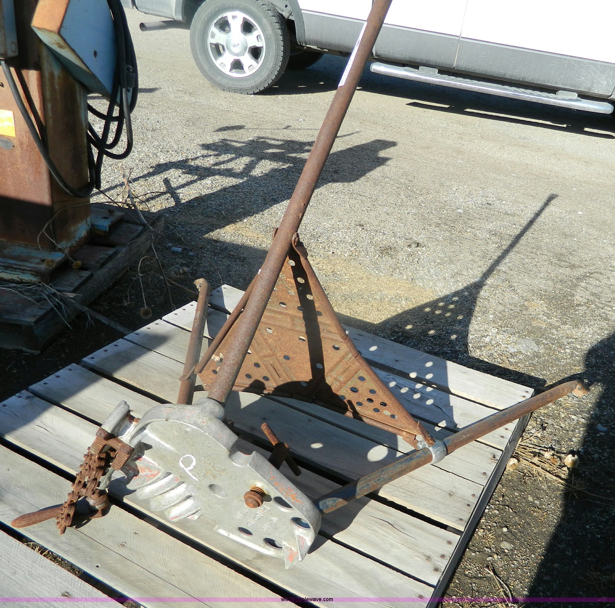 Conduit tripod work vise in Concordia, KS | Item Y9092 sold | Purple Wave