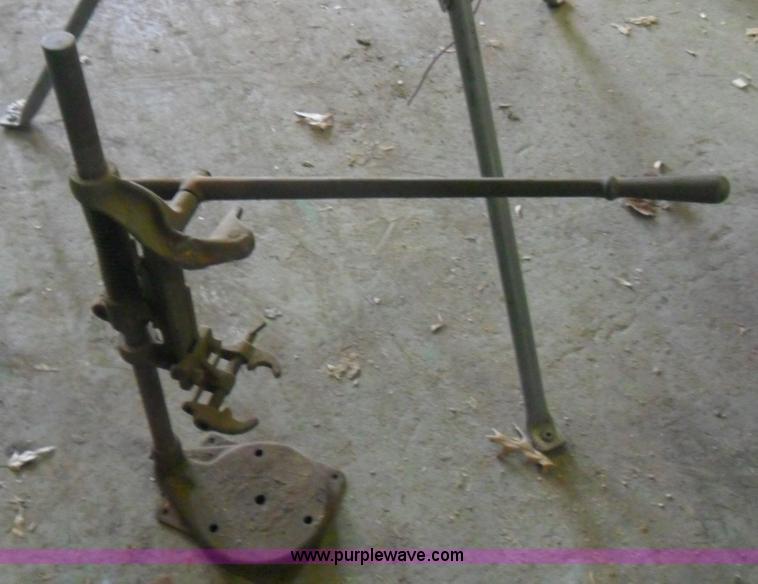 Rigid pipe threader stand in Alden, KS | Item AB9122 sold | Purple Wave