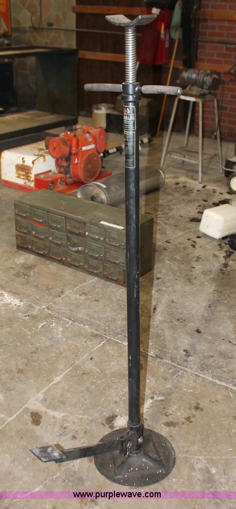 1,500 lb jack stand in Junction City, KS | Item V9138 sold | Purple Wave