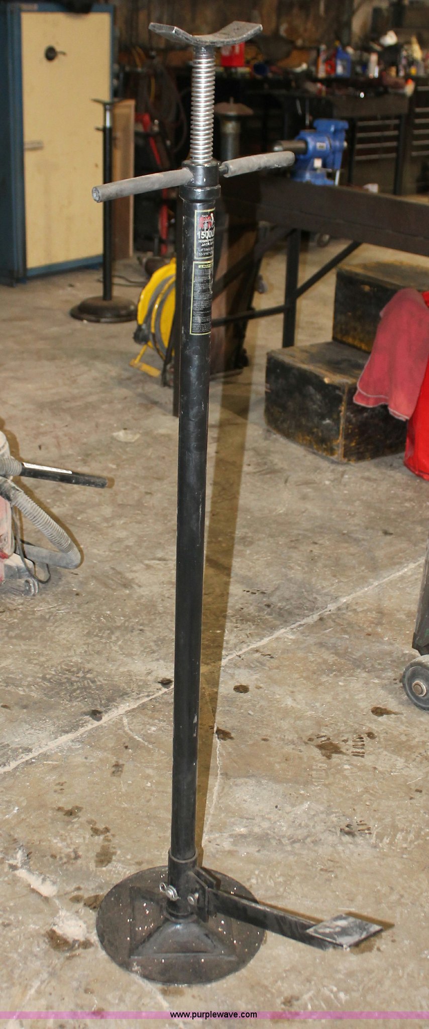 1,500 lb jack stand in Junction City, KS | Item V9138 sold | Purple Wave
