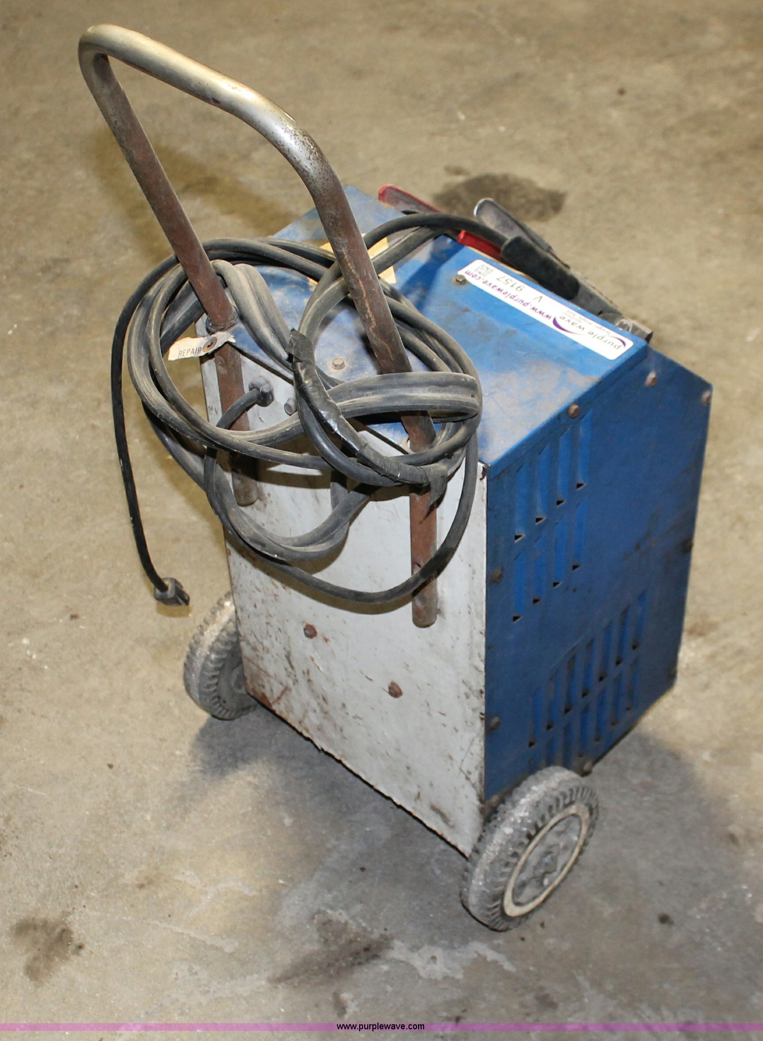 Associated Equipment 6009 battery charger in Junction City, KS | Item ...