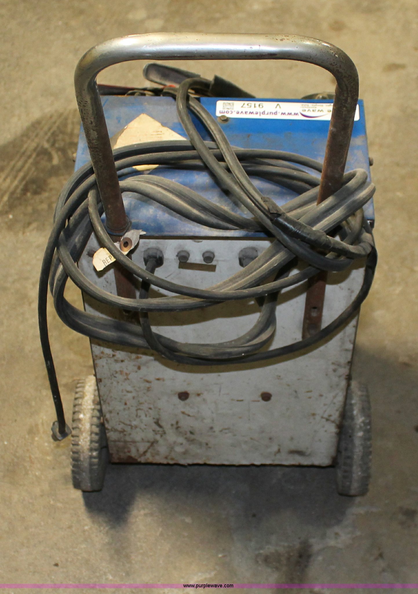 Associated Equipment 6009 battery charger in Junction City, KS | Item ...