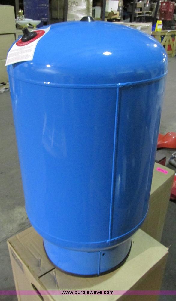 (2) Dayton 20 gallon bladder tanks in Spring Hill, KS | Item Y9533 sold ...