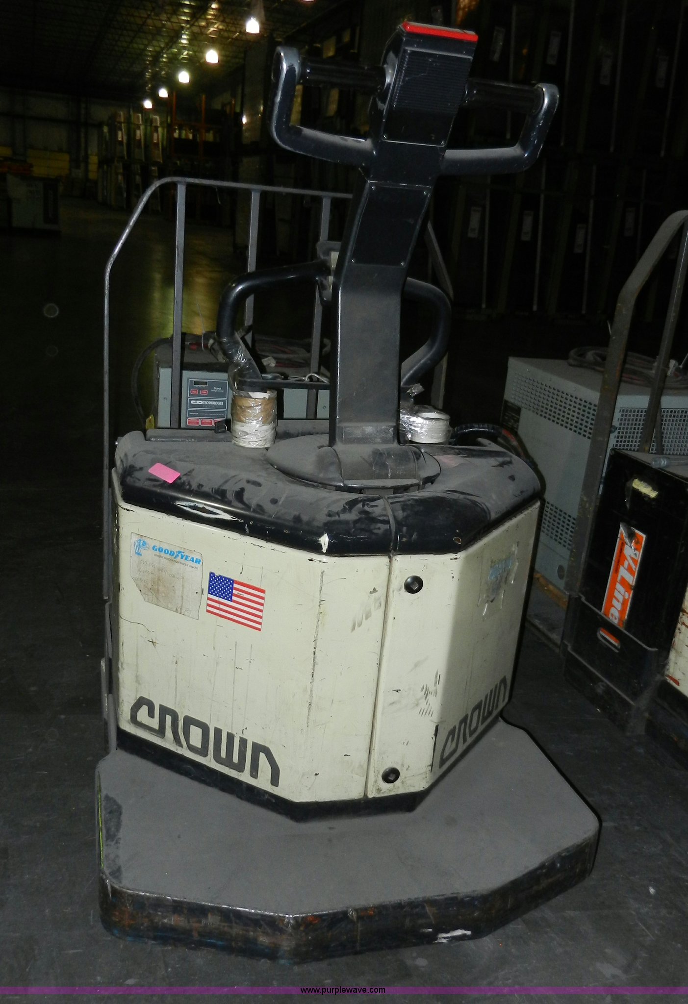 Crown electric forklift in Spring Hill, KS | Item AB9534 sold | Purple Wave