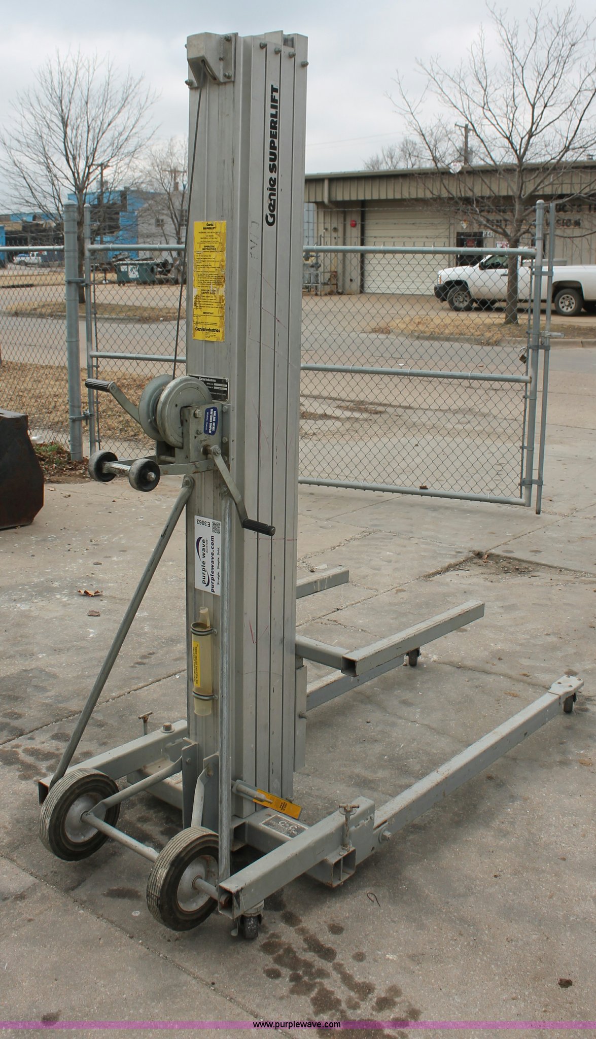 Genie Superlift SL-24 manual reach lift in Wichita, KS | Item E3063 ...