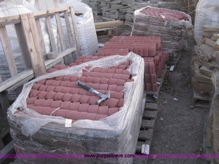 Approx. 700 pieces of red curved scallop edging/tree rings on 3 pallets ...