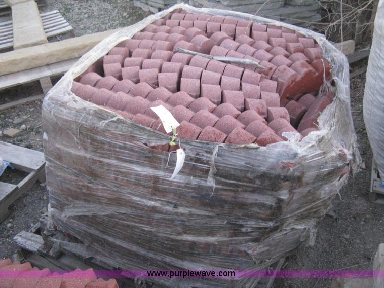 Approx. 700 pieces of red curved scallop edging/tree rings on 3 pallets ...