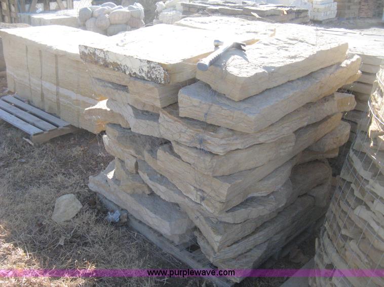 Buff garden wall stone in Wichita, KS | Item Z9918 sold | Purple Wave