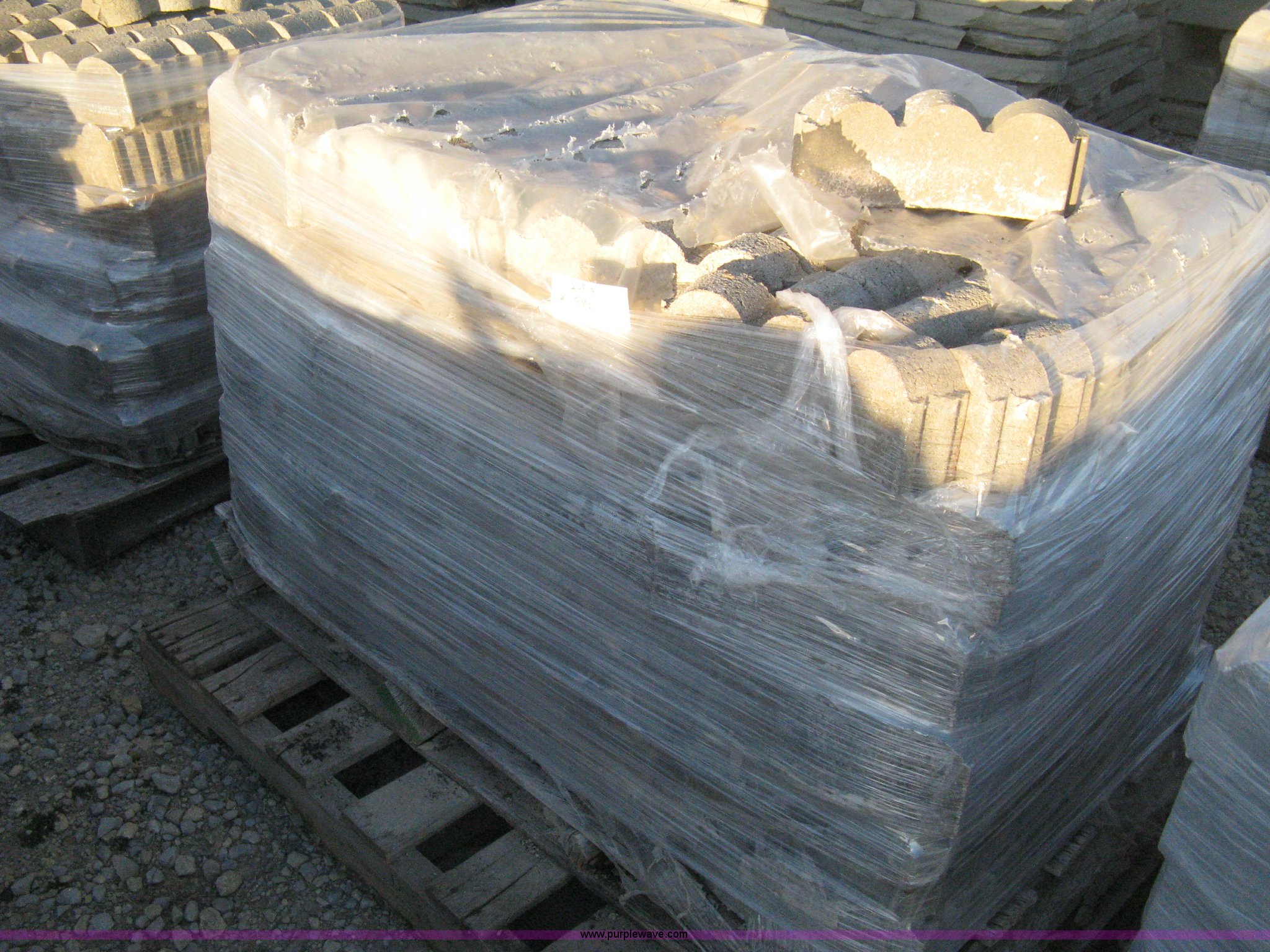 Approx. 1200 pieces of curved scallop edging on 4 pallets in Wichita ...