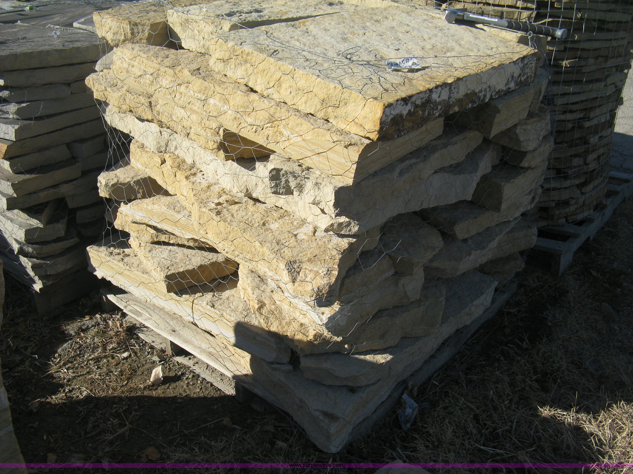 Buff garden wall stone in Wichita, KS | Item Z9918 sold | Purple Wave