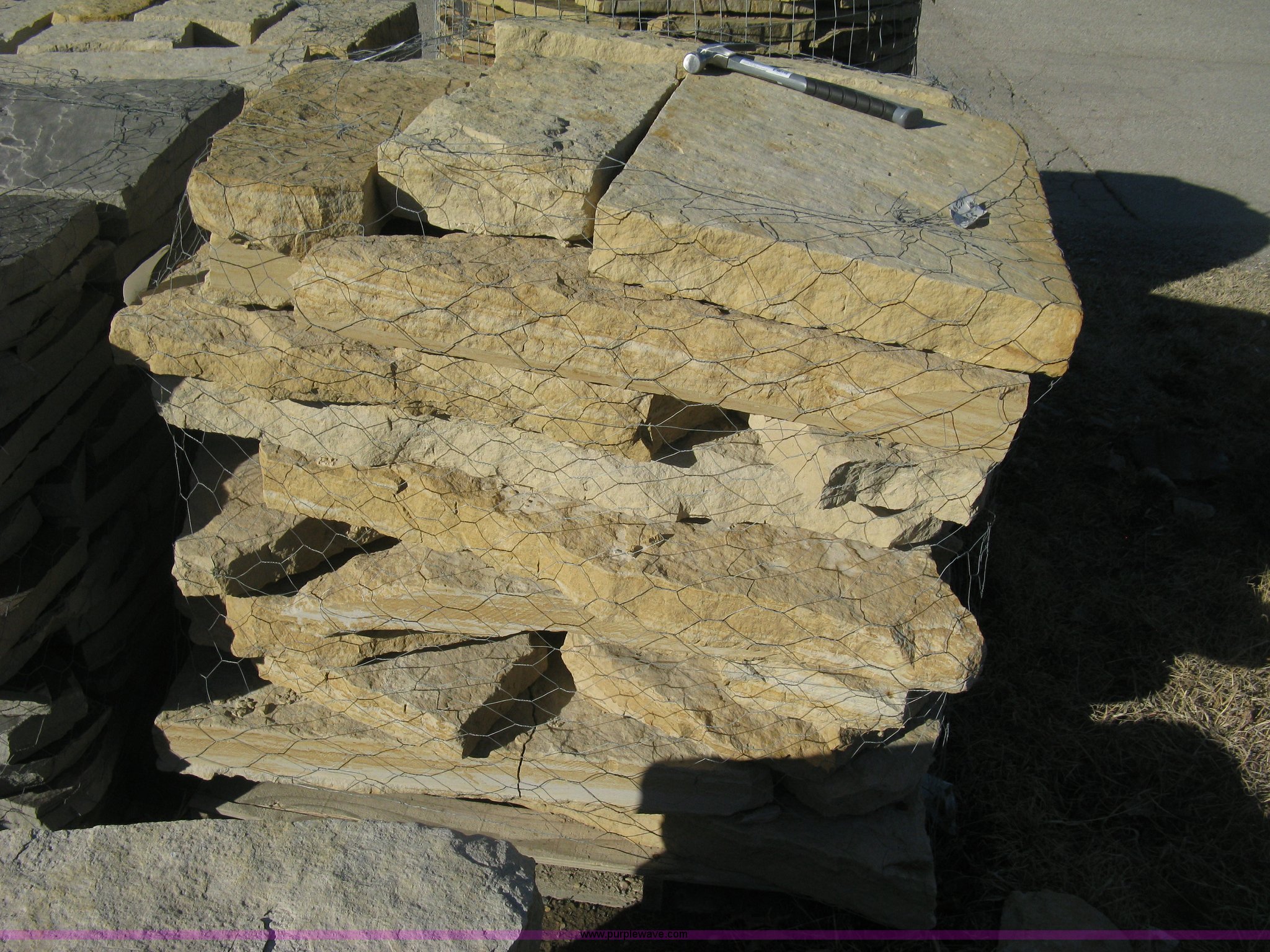 Buff garden wall stone in Wichita, KS | Item Z9918 sold | Purple Wave