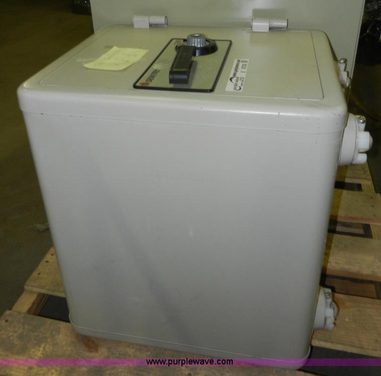 Sentry 1380 combination safe in Topeka, KS | Item X9739 sold | Purple Wave