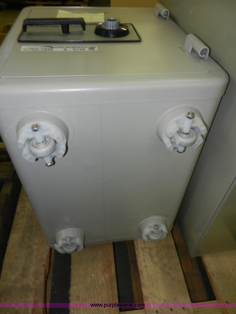 Sentry 1380 combination safe in Topeka, KS | Item X9739 sold | Purple Wave