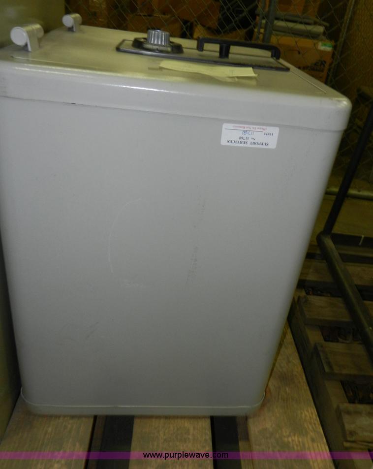 Sentry 1380 combination safe in Topeka, KS | Item X9739 sold | Purple Wave