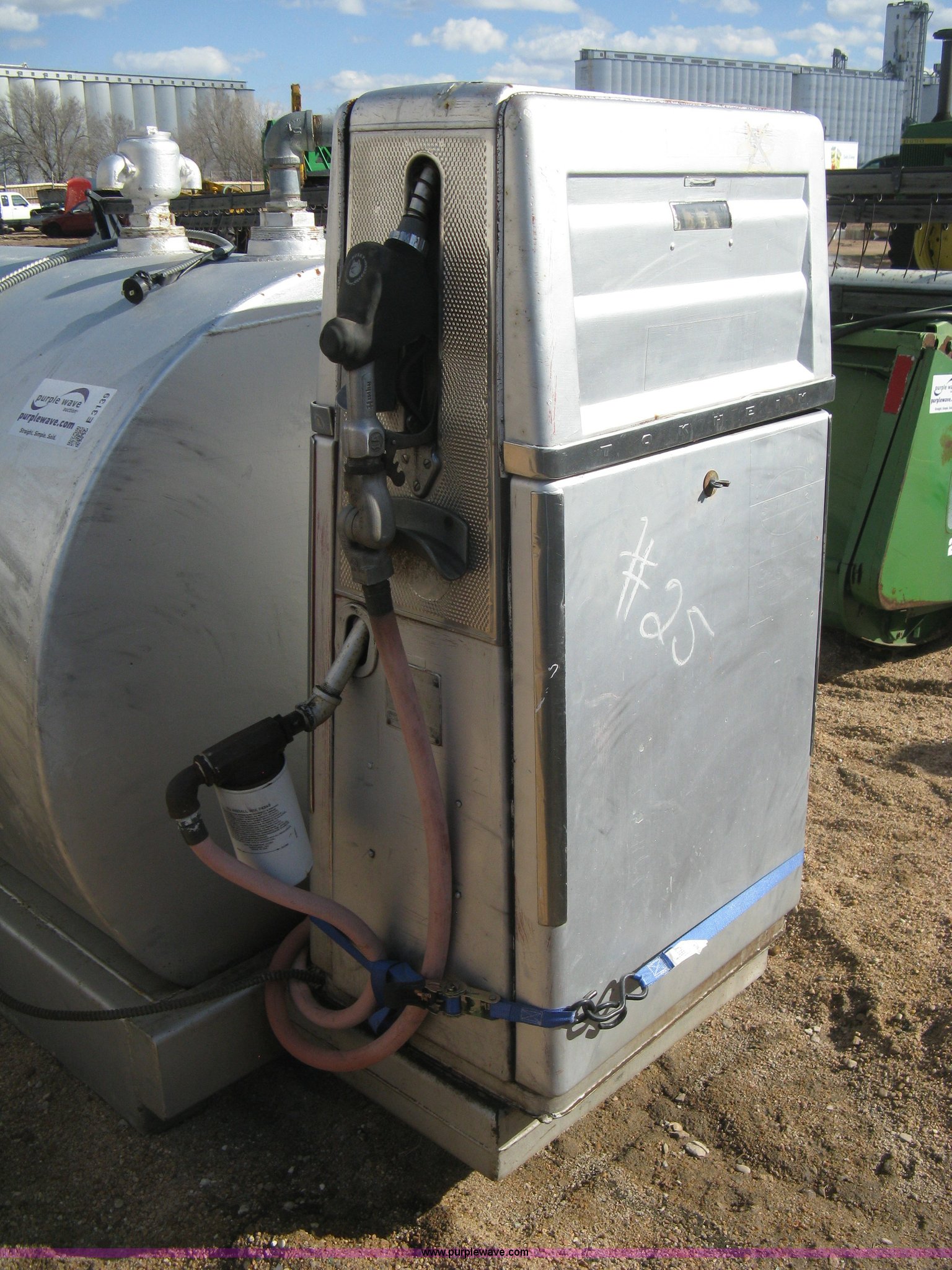 R.L. Faubion fuel tank in Hutchinson, KS | Item E3139 sold | Purple Wave