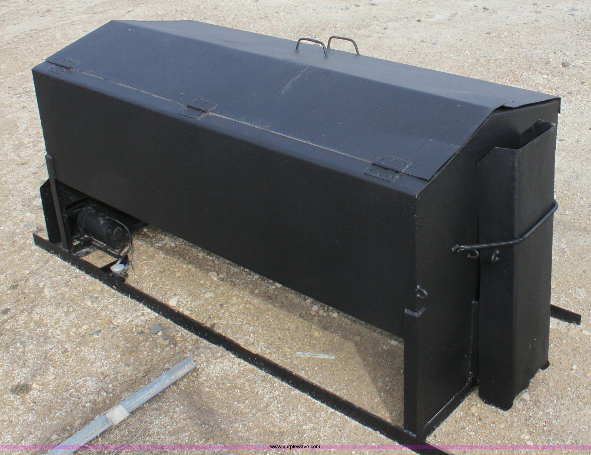 Cube feeder in Rosalia, KS | Item E8476 sold | Purple Wave