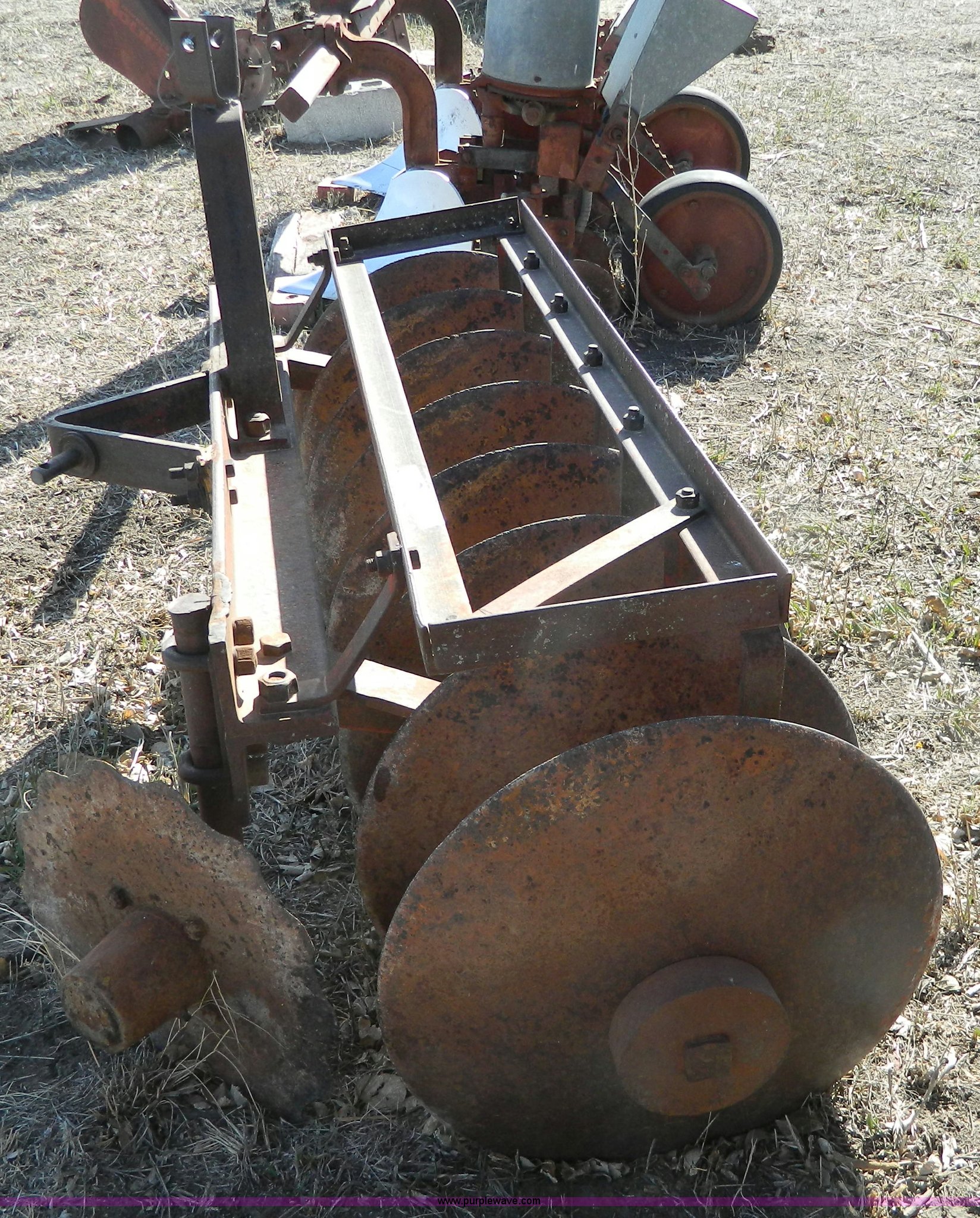 5' three point one way disk in Gaylord, KS | Item S9240 sold | Purple Wave