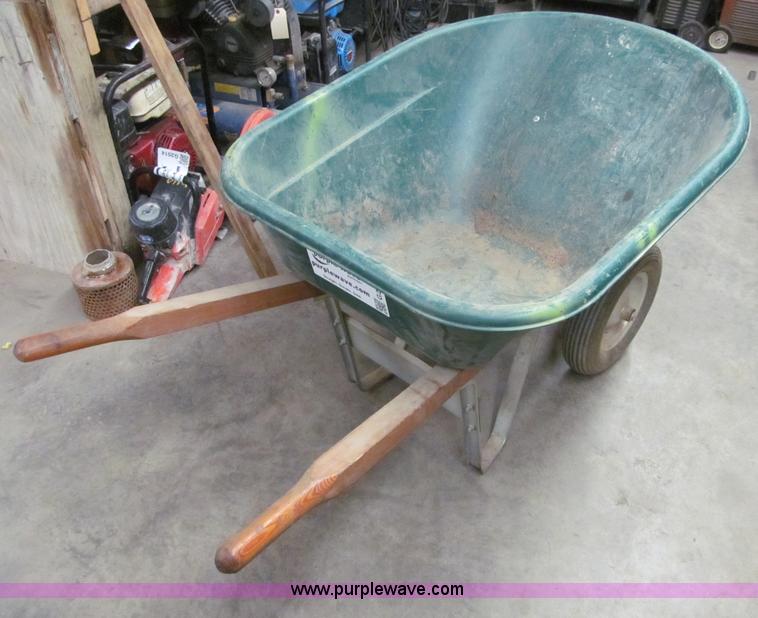 Tandem wheel wheelbarrow in Neillsville, WI | Item G2664 sold | Purple Wave