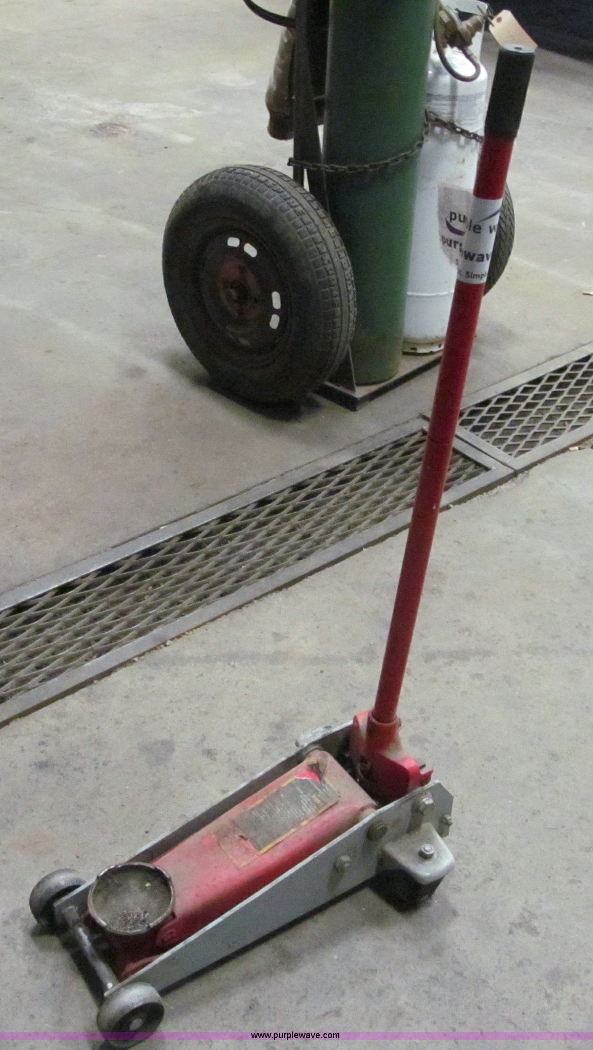 Larin three ton hydraulic floor jack in Neillsville, WI | Item G2566 ...