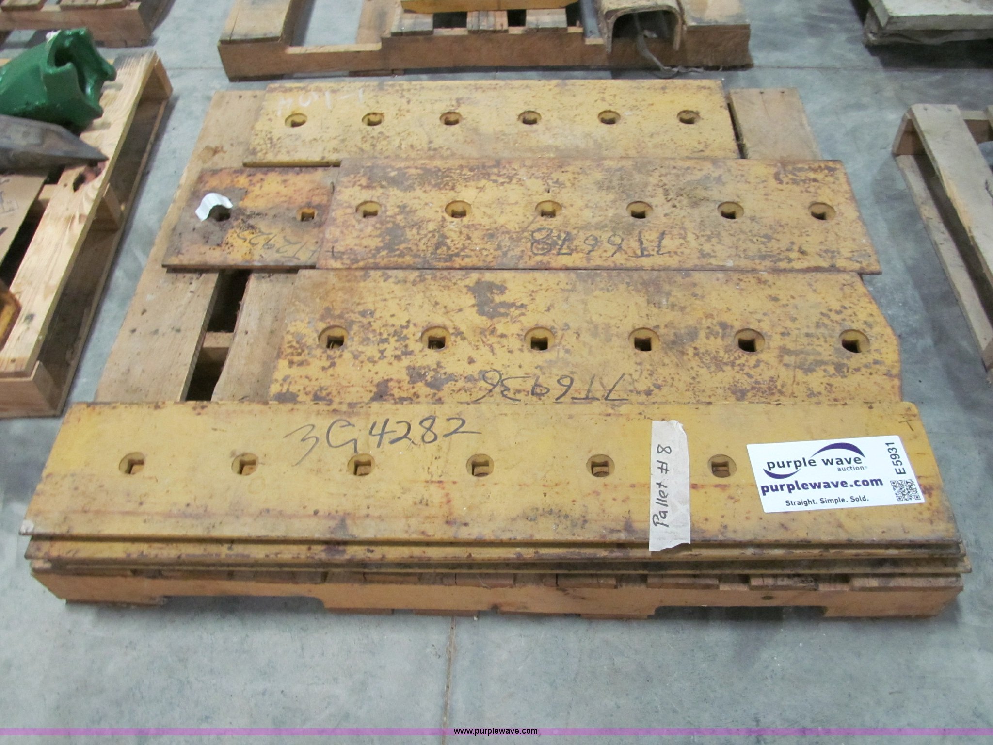 Caterpillar cutting edges in Clinton, MO | Item E5931 sold | Purple Wave