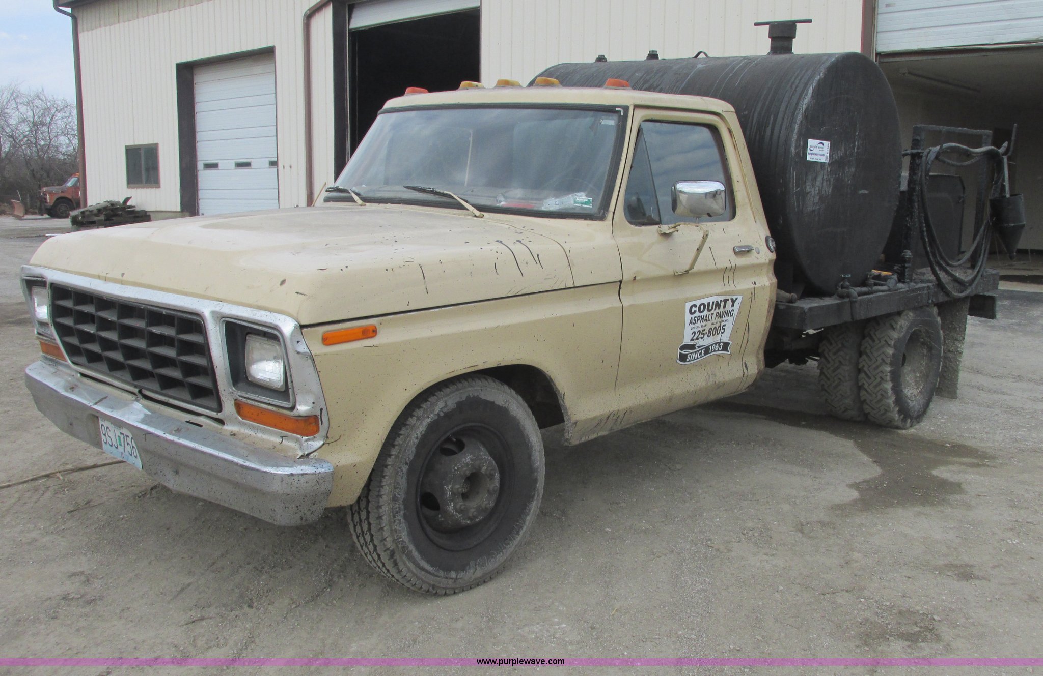 1979 Ford F350 tack oil distributor truck in Valley Park, MO | Item ...