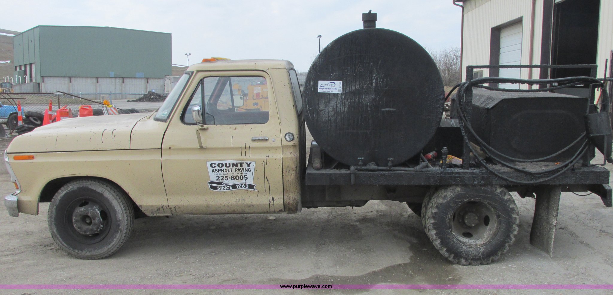 1979 Ford F350 tack oil distributor truck in Valley Park, MO | Item ...