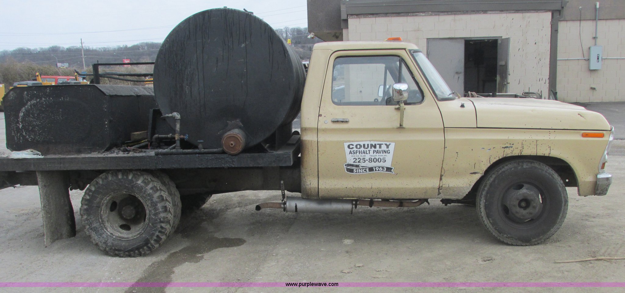 1979 Ford F350 tack oil distributor truck in Valley Park, MO | Item ...