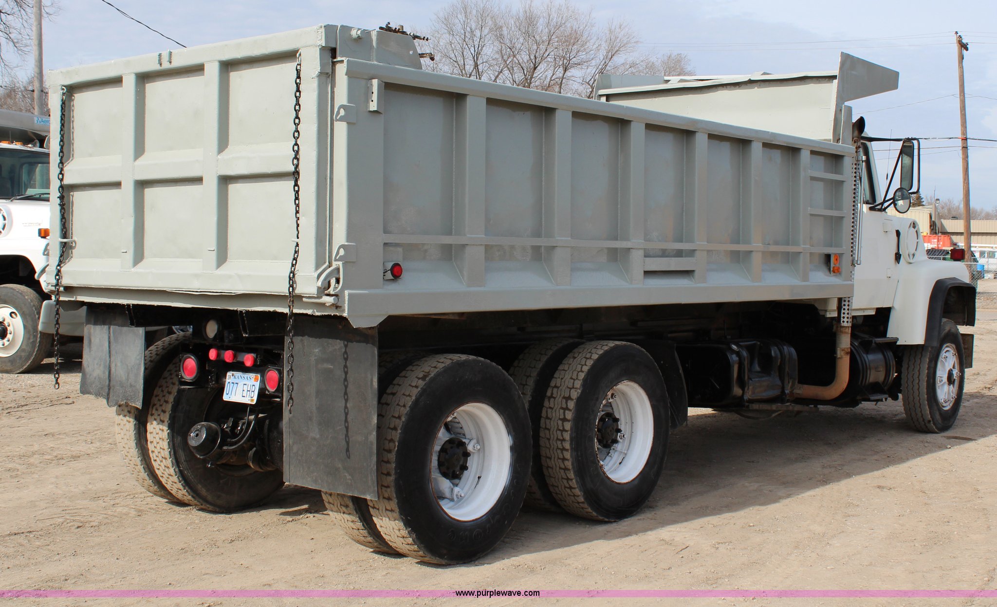 1984 Ford LT8000 dump truck in Topeka, KS | Item G5373 sold | Purple Wave