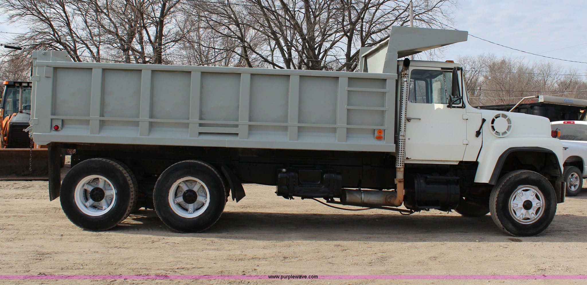 1984 Ford LT8000 dump truck in Topeka, KS | Item G5373 sold | Purple Wave