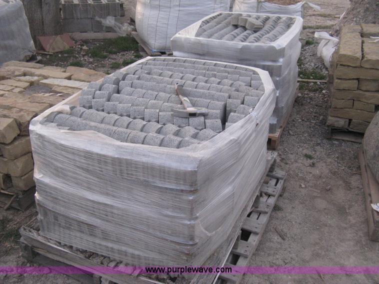 Approx. 570 pieces of curved scallop edging/tree rings on 2 pallets in ...