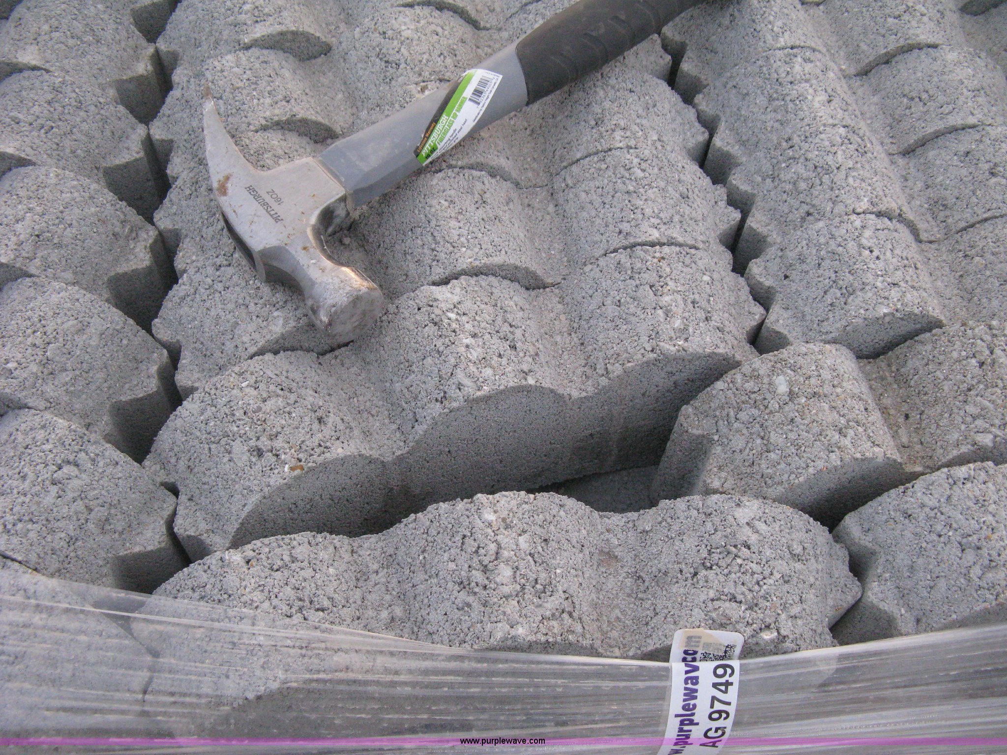 Approx. 570 pieces of curved scallop edging/tree rings on 2 pallets in ...