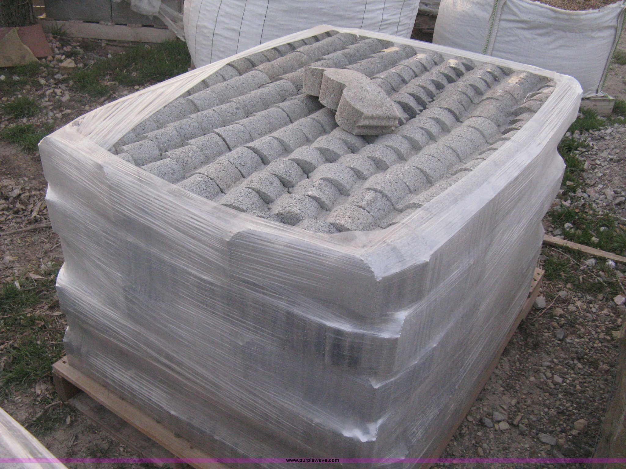 Approx. 570 pieces of curved scallop edging/tree rings on 2 pallets in ...