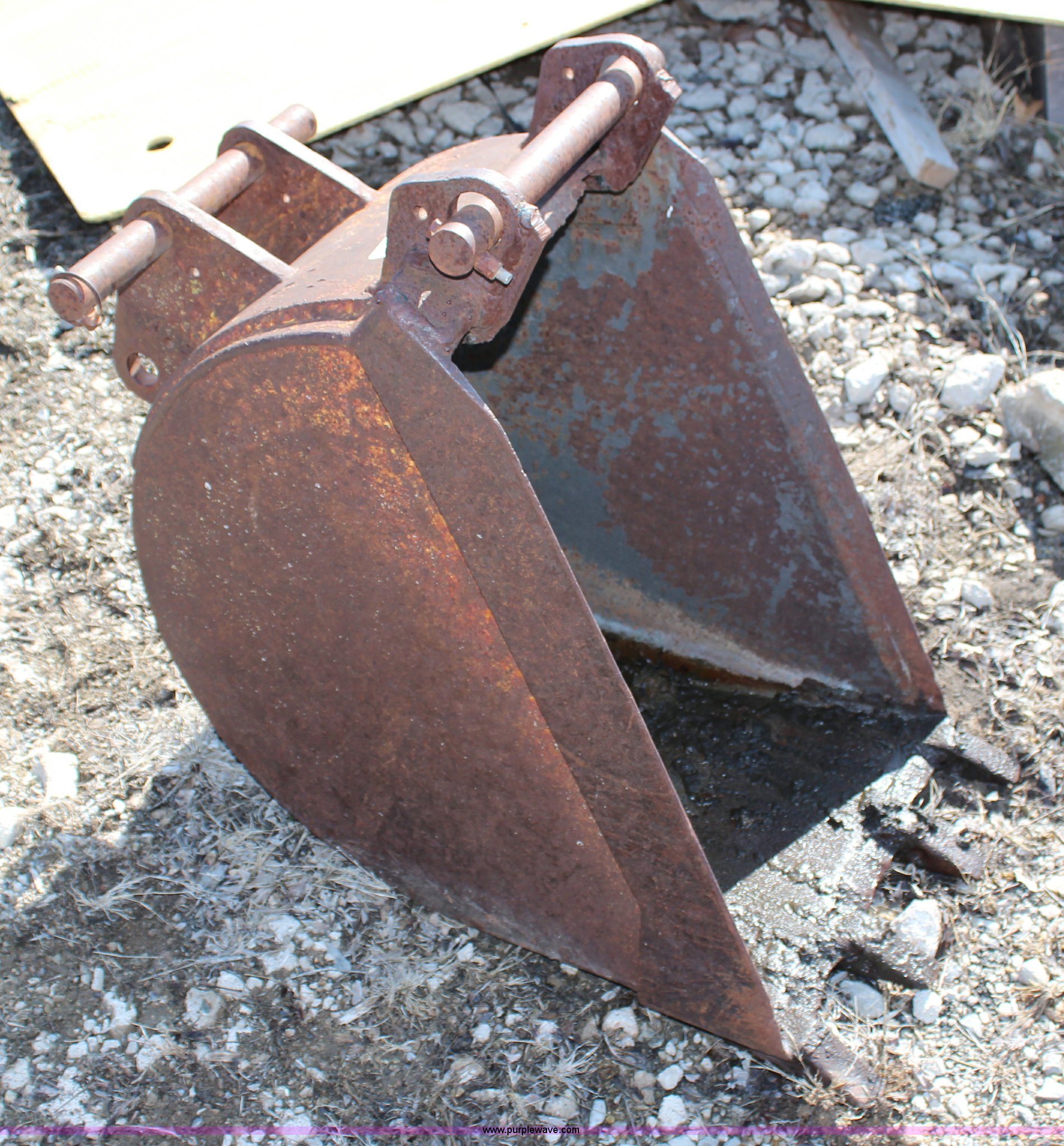 18" backhoe bucket in Sabetha, KS | Item AK9429 sold | Purple Wave