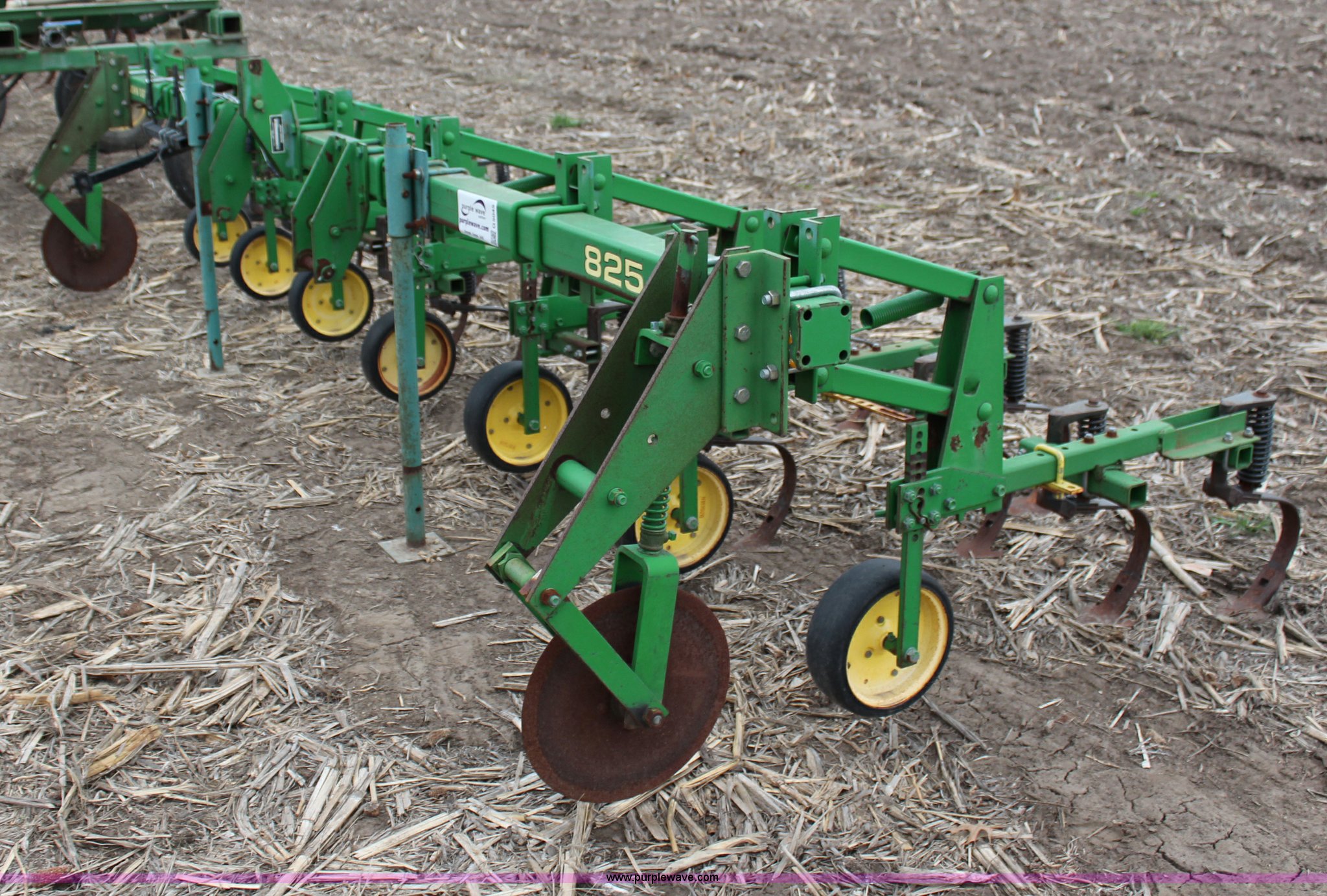 John Deere 825 cultivator in Topeka, KS | Item G5045 sold | Purple Wave