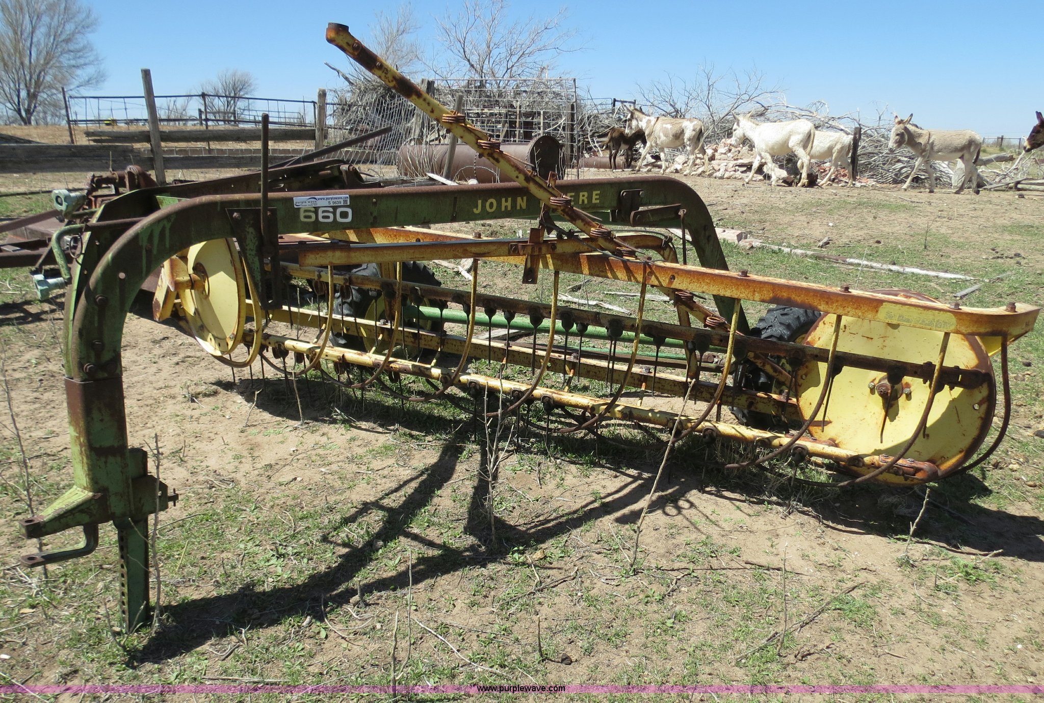 John Deere 660 basket rake in Shattuck, OK | Item S9639 sold | Purple Wave