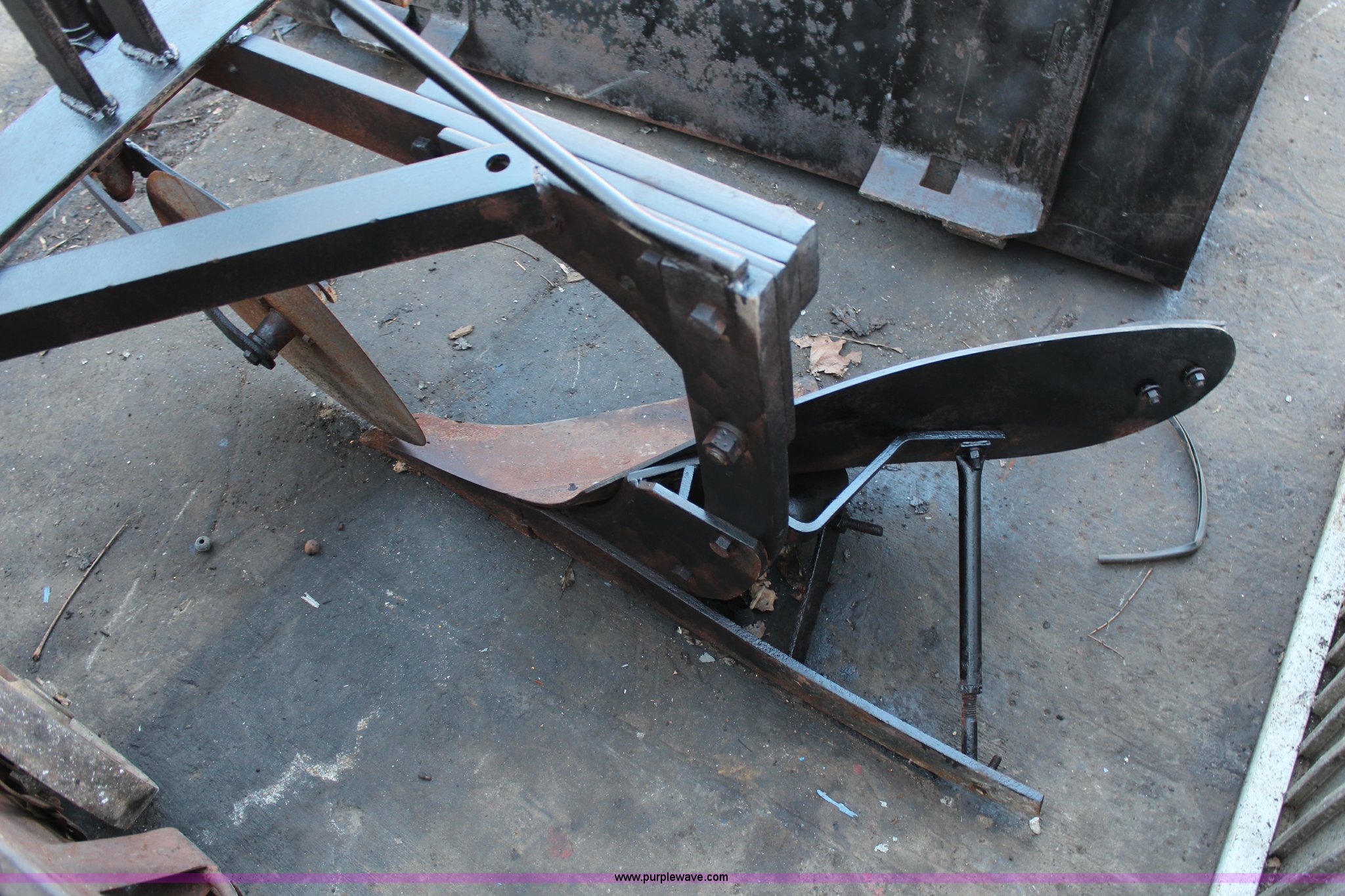 Three point one bottom plow in Tonganoxie, KS | Item AJ9937 sold ...