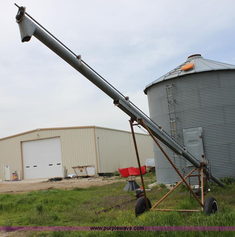 Portable grain auger in Oxford, KS | Item AA9049 sold | Purple Wave