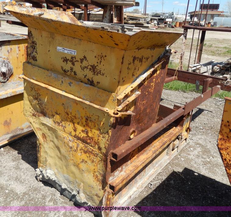 24"W curb and gutter mold in Topeka, KS | Item AJ9965 sold | Purple Wave