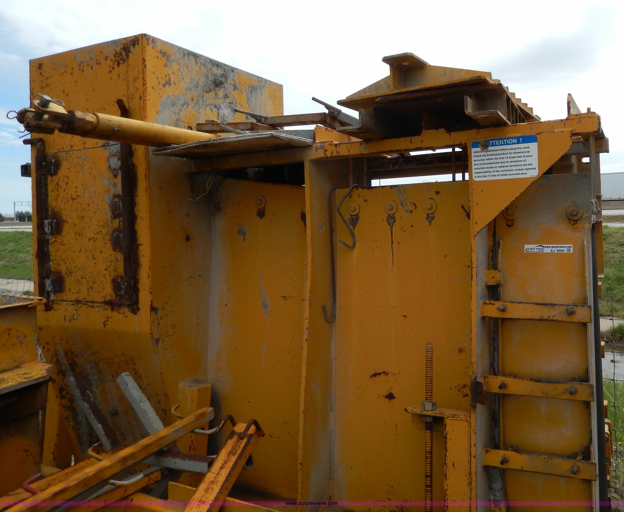 Gomaco Jersey barrier mold in Topeka, KS | Item AJ9989 sold | Purple Wave