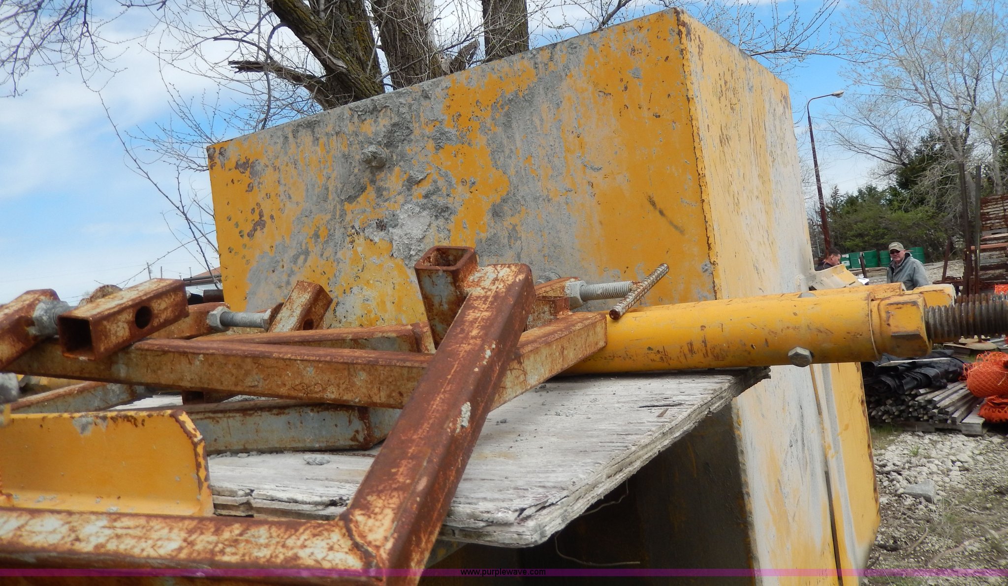 Gomaco Jersey barrier mold in Topeka, KS | Item AJ9989 sold | Purple Wave